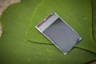 Artificial leaf solar cell splits water into hydrogen and oxygen ...