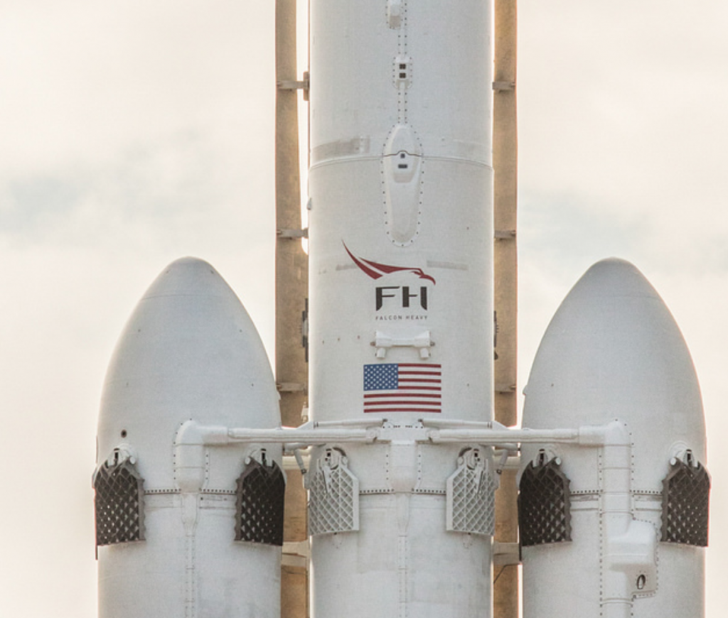 SpaceX provides clear photos of the Falcon Heavy on the Launchpad ...