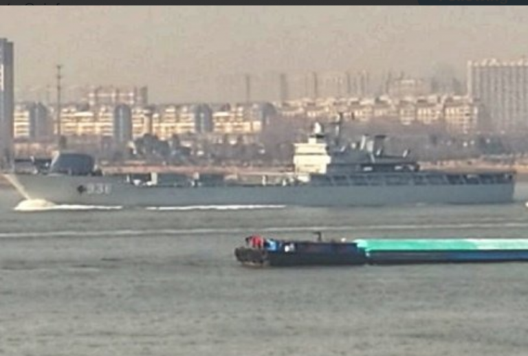 Various Photos show prototype railgun on a Chinese military ship ...