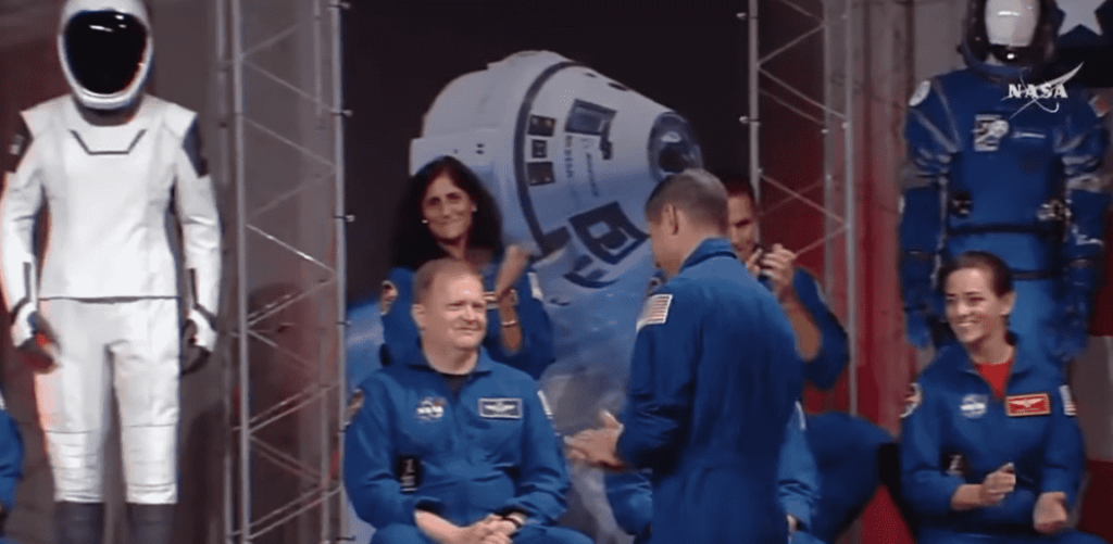 NASA Astronauts will wear the lighter SpaceX and Boeing launch ...