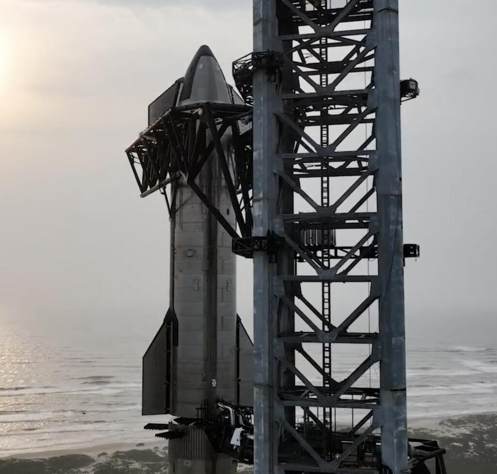 Pictures of Launch Ready SpaceX Super Heavy Starship on Mechazilla ...