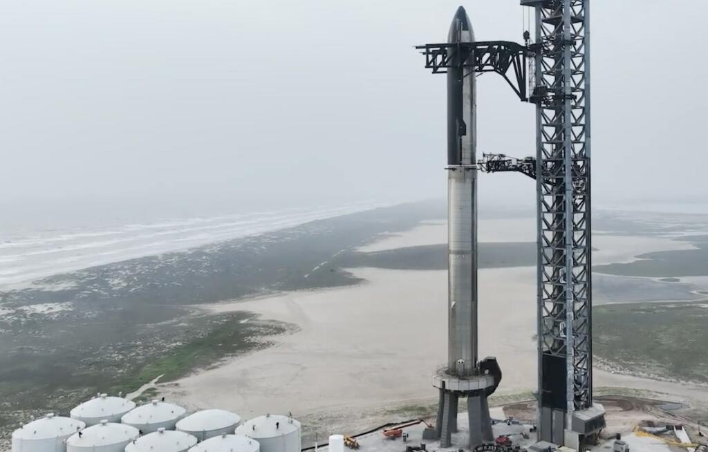 Pictures of Launch Ready SpaceX Super Heavy Starship on Mechazilla ...