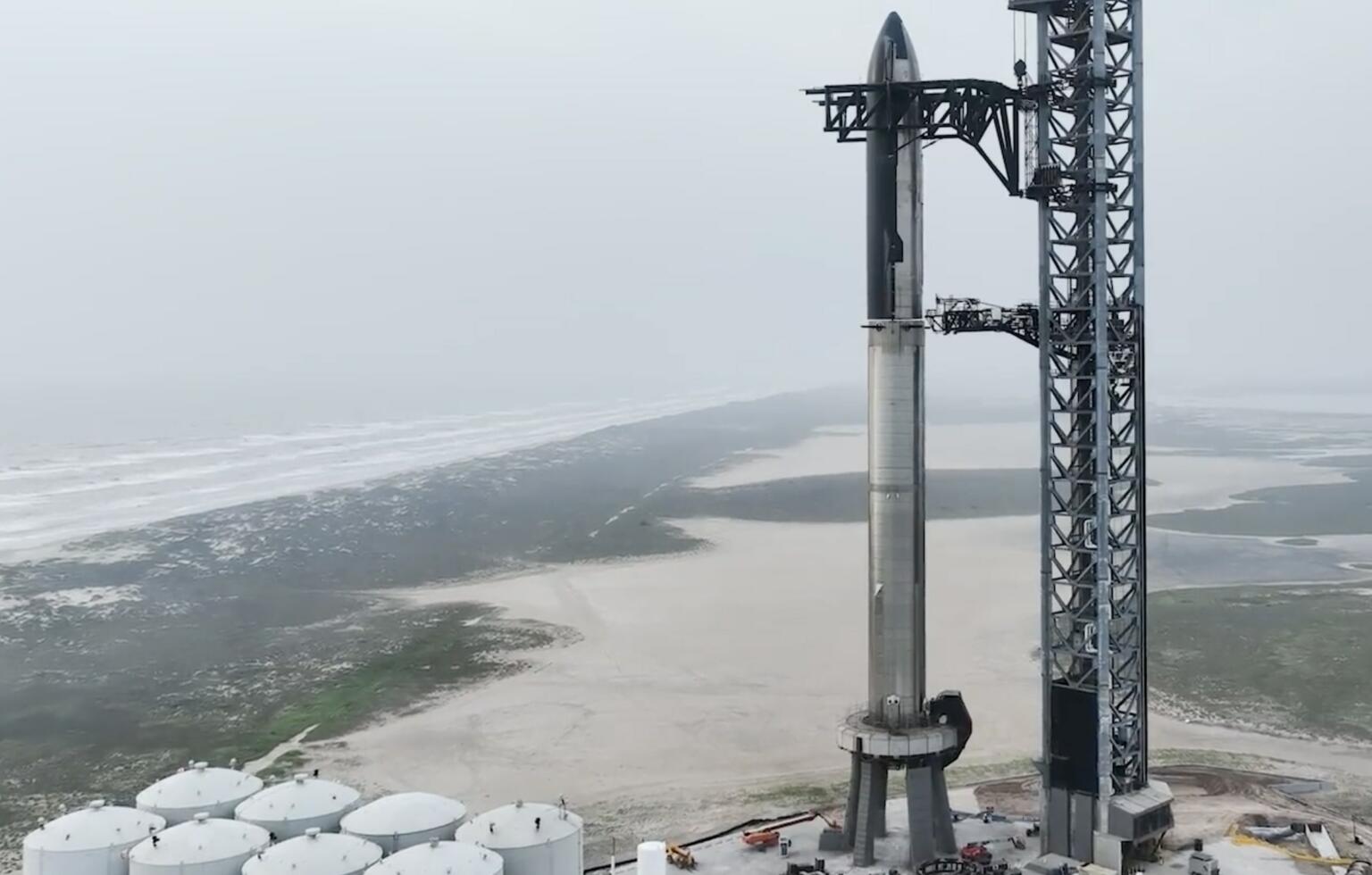 Pictures of Launch Ready SpaceX Super Heavy Starship on Mechazilla ...