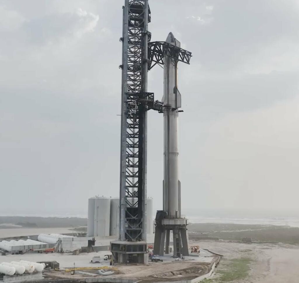 Pictures of Launch Ready SpaceX Super Heavy Starship on Mechazilla ...