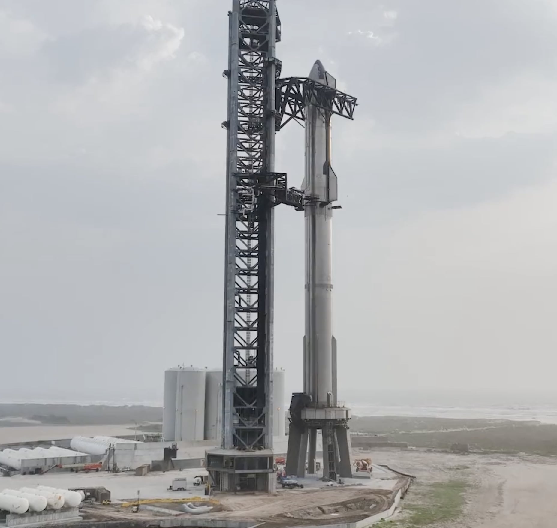 Pictures of Launch Ready SpaceX Super Heavy Starship on Mechazilla ...
