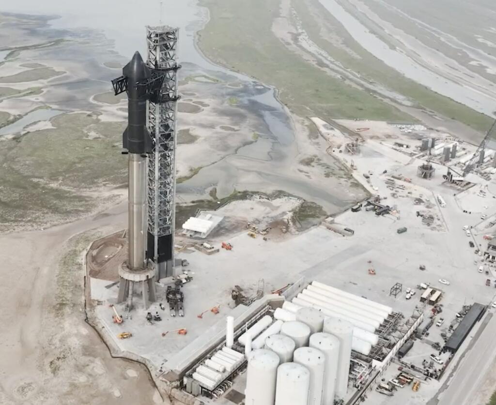 Pictures of Launch Ready SpaceX Super Heavy Starship on Mechazilla ...