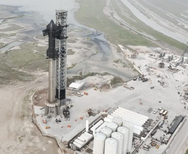 Pictures of Launch Ready SpaceX Super Heavy Starship on Mechazilla ...
