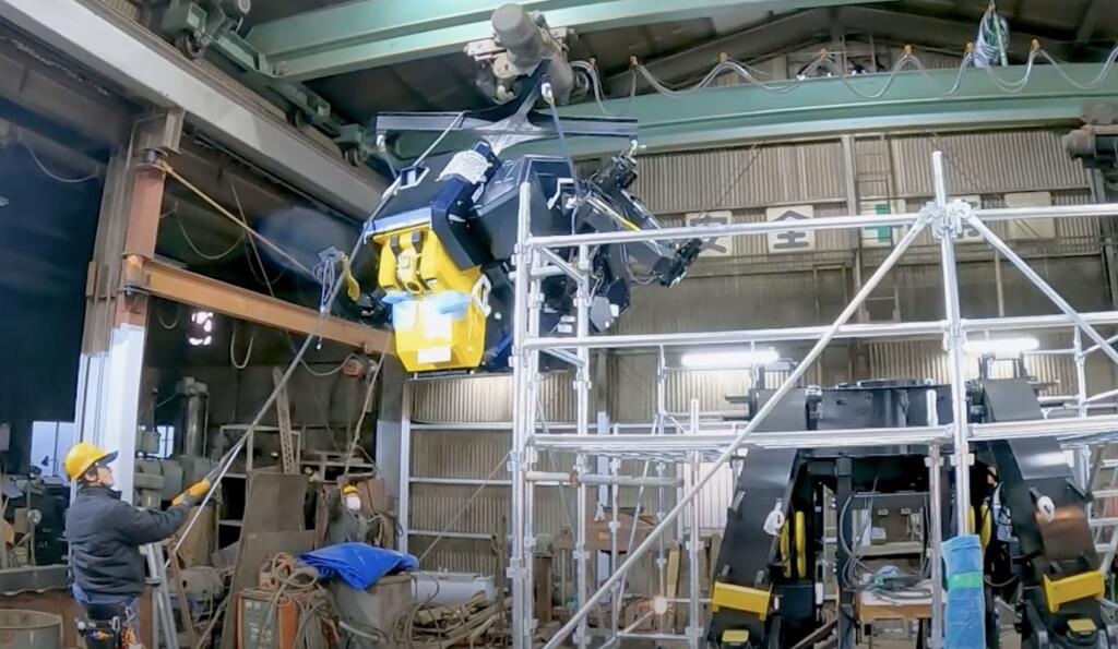 Real Life 15-Foot Tall Giant Mechs from a Japanese Startup ...